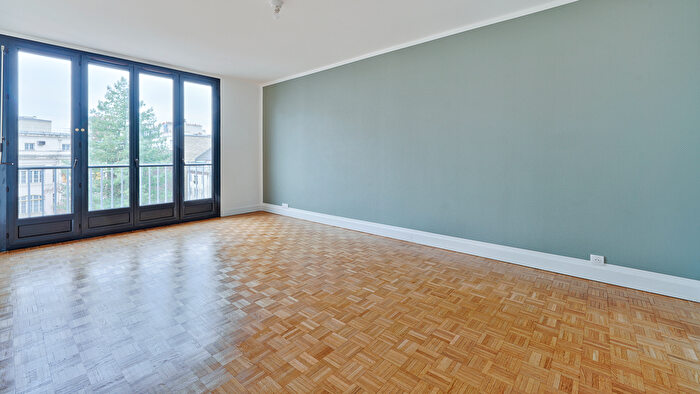 Appartement 4 pièces à louer à Paris 15ème, Violet, Commerce
