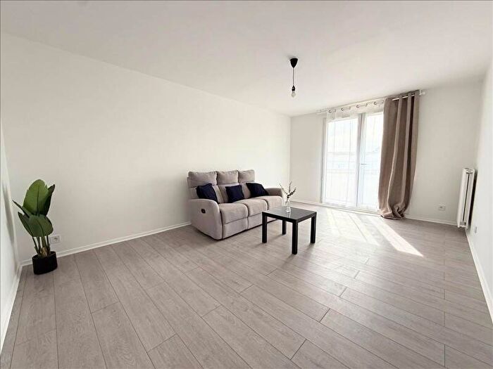 Centre Urbain-Coquibus, Évry-Courcouronnes : Appartement 3 pièces à louer