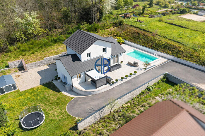 Maison à vendre - La Chapelle-de-la-Tour - 6 pièces - 4 chambres