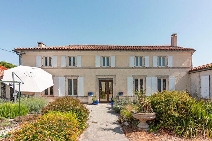 Maison 12 pièces à Sigogne, à vendre