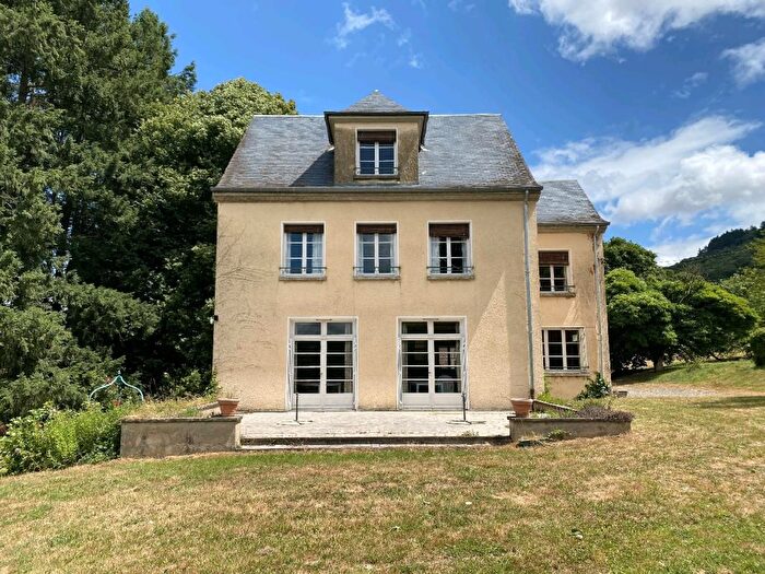 Maison 12 pièces à Luzy, à vendre