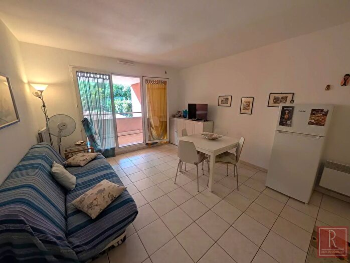 Appartement à louer - Antibes, Juan-les-Pins, Le Cap - 3 pièces - 2 chambres