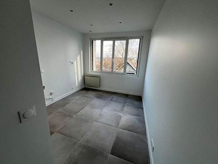Villemomble, Époque : Appartement 1 pièce à louer