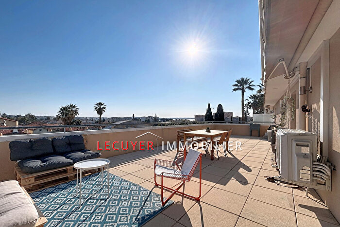 Appartement à louer - Vallauris, Golfe Juan, Vieux Port - 3 pièces - 2 chambres