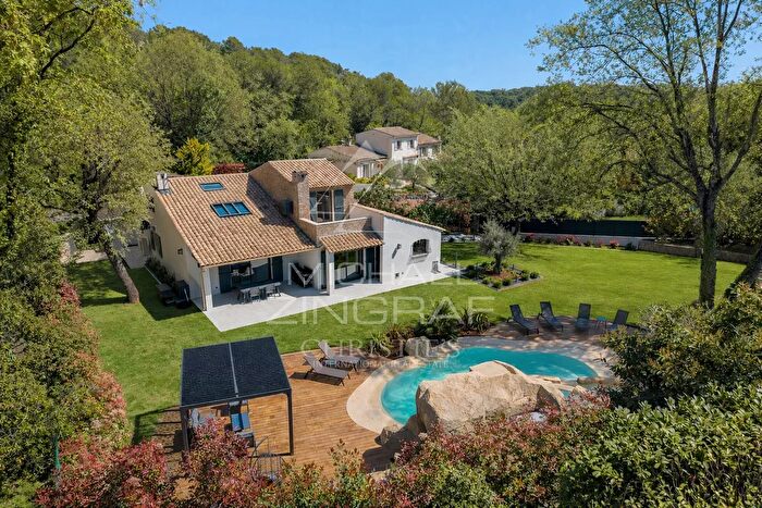 Roquefort-les-Pins : Maison 8 pièces à vendre