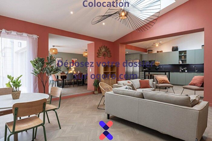 Maison à louer - Bron Centre-Le Rafour - 16 pièces - 15 chambres