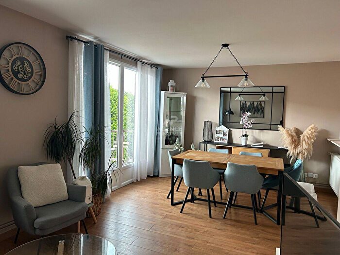 Nord Est, Le Mesnil-le-Roi - Appartement 4 pièces à louer
