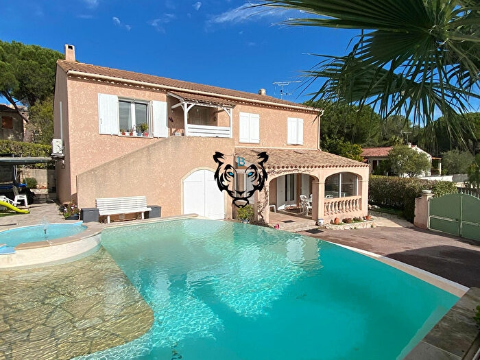 Maison à vendre - Roquebrune-sur-Argens, La Bouverie - 7 pièces - 5 chambres