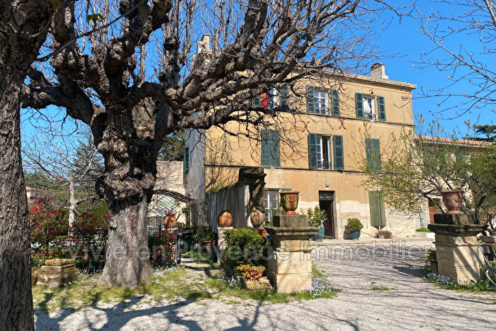 Eyguières : Maison 12 pièces à vendre