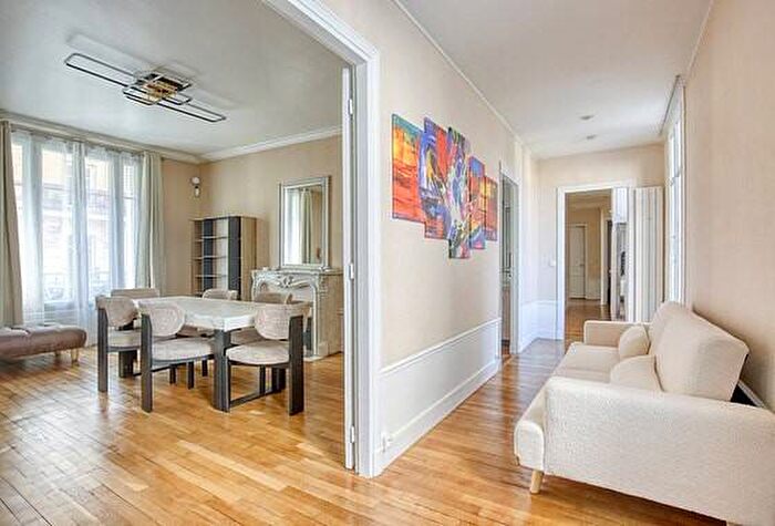 Appartement à louer - Plaine, Paris ème arrondissement - 5 pièces - 3 chambres