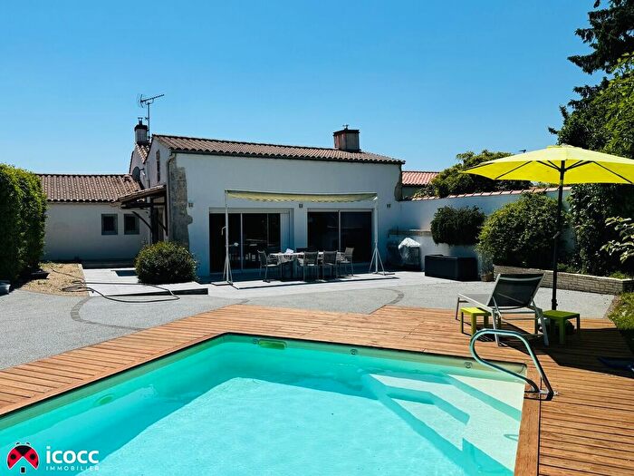 Maison 6 pièces à Les Magnils-Reigniers, à vendre