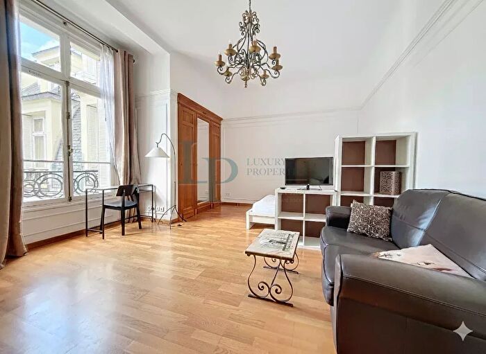 Appartement à louer - Paris e , Saint-Philippe du Roule - 1 pièce