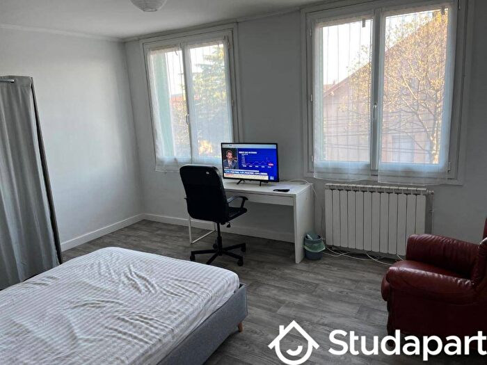 Appartement à louer - Le Sud, Vaulx-en-Velin - 1 pièce - 3 chambres