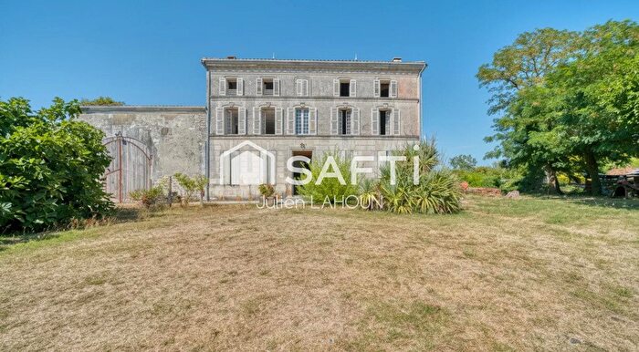 Saint-Sever-de-Saintonge : Maison 8 pièces à vendre