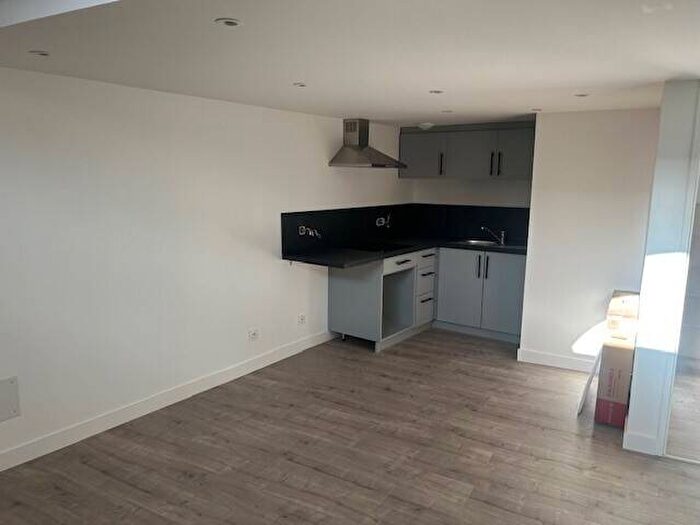 Appartement à louer - Thizy-les-Bourgs - 2 pièces - 1 chambre