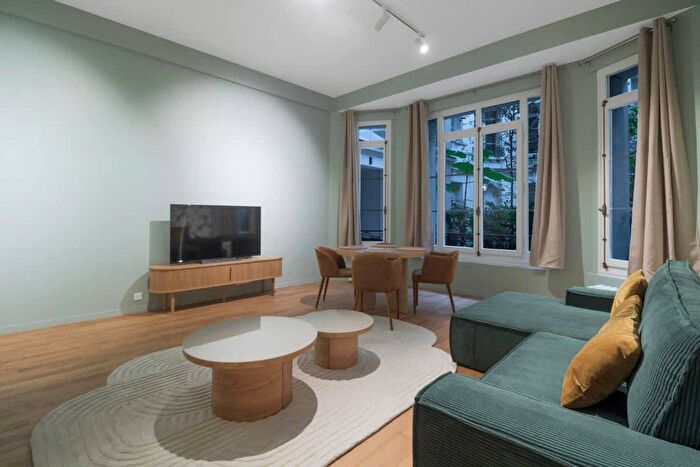 Appartement à louer - Porte Dauphine, Paris ème arrondissement - 2 pièces - 1 chambre