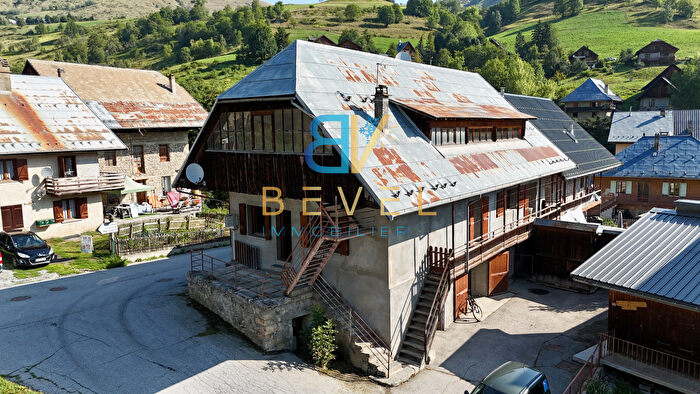 Maison 15 pièces à vendre à Saint-Jean-d'Arves