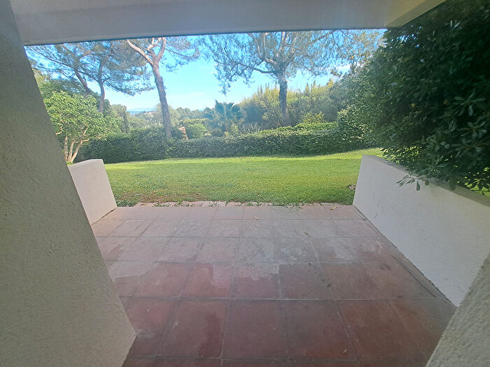 Appartement à louer - Villeneuve-lès-Avignon, Le Grès, Perrières - 1 pièce