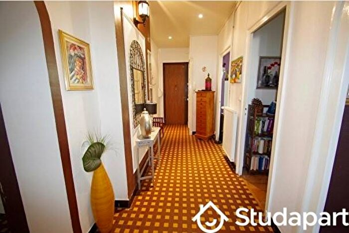 Appartement à louer - Le Bachut, Lyon ème arrondissement - 1 pièce - 4 chambres