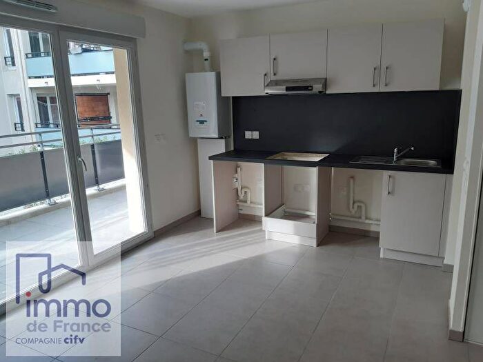 Appartement à louer - Saint-Priest, Village - 3 pièces - 2 chambres