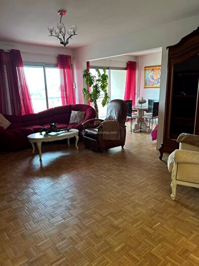 Appartement 5 pièces à Bron, Eglise, à louer