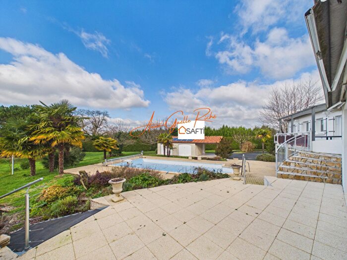 Maison à vendre - Saint-Savinien - 10 pièces - 4 chambres