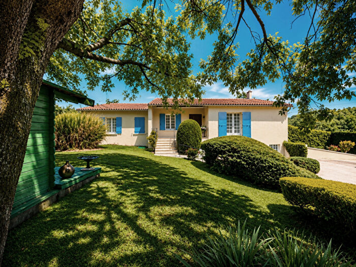 Saint-Bris-des-Bois : Maison 7 pièces à vendre