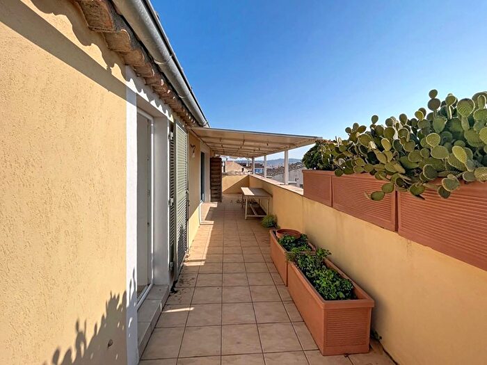 Appartement à louer - Cogolin, Centre-ville, Subeiran, Pas de Grimaud - 4 pièces - 3 chambres