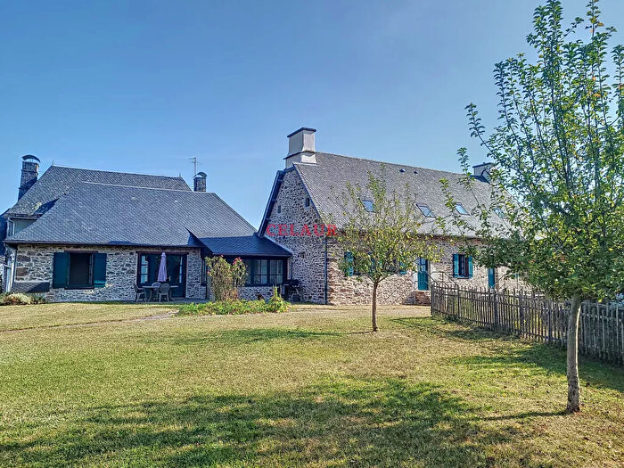 Maison à vendre - Soursac - 9 pièces - 4 chambres