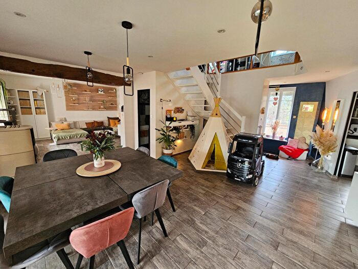 Maison à vendre - Saint-Yorre - 9 pièces - 5 chambres