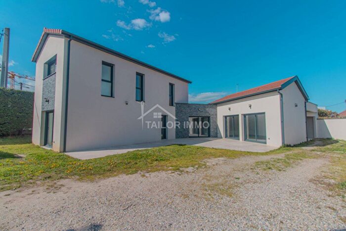 Maison à louer - Ouest, Craponne - 5 pièces - 4 chambres