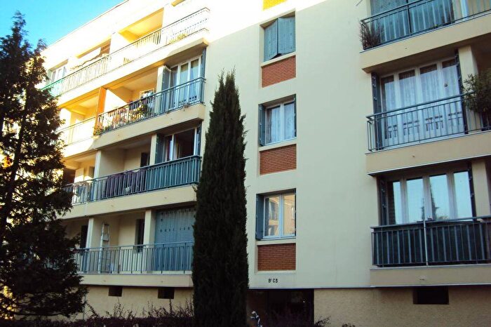 Appartement à louer - Le Village, Vaulx-en-Velin - 3 pièces - 2 chambres