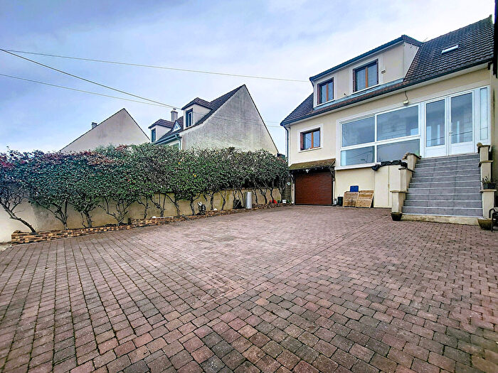 Maison à vendre - Vaux-le-Pénil - 7 pièces - 5 chambres