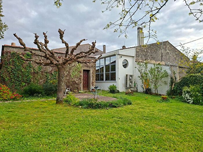 Maison à vendre - Saint-Estèphe - 6 pièces - 4 chambres