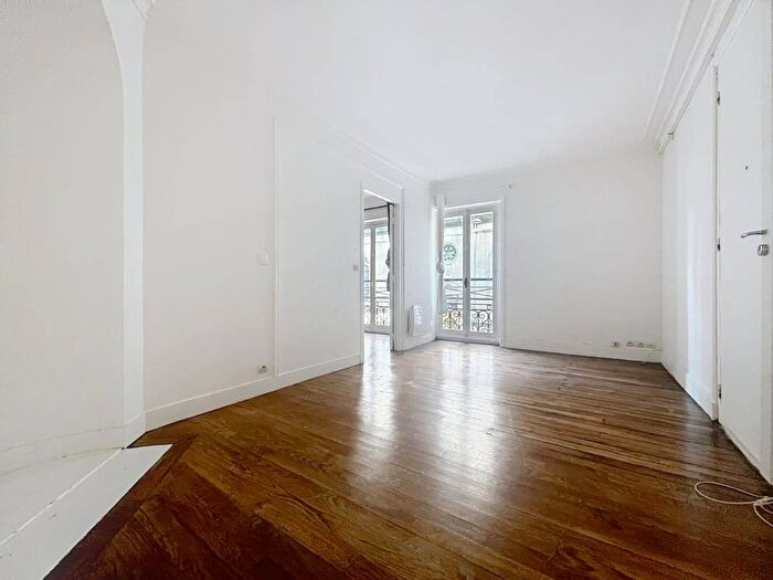 Appartement à louer - Clichy-Trinité, Paris ème arrondissement - 2 pièces - 1 chambre