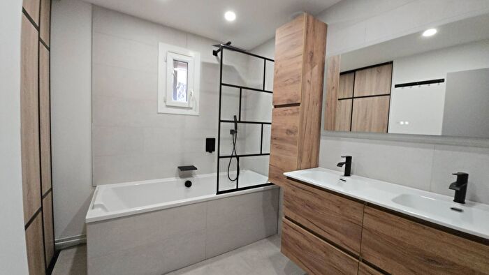 Maison à vendre - Pierrelatte, Le Roc, Les Barasses - 5 pièces - 3 chambres