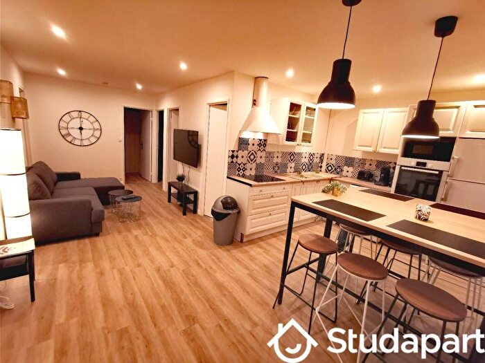 Appartement à louer - Activités, Orléans - 1 pièce - 4 chambres