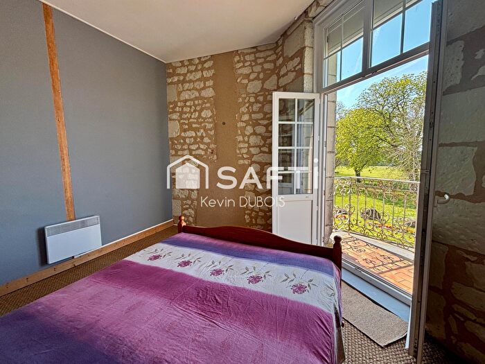 Maison 11 pièces à Scorbé-Clairvaux, à vendre