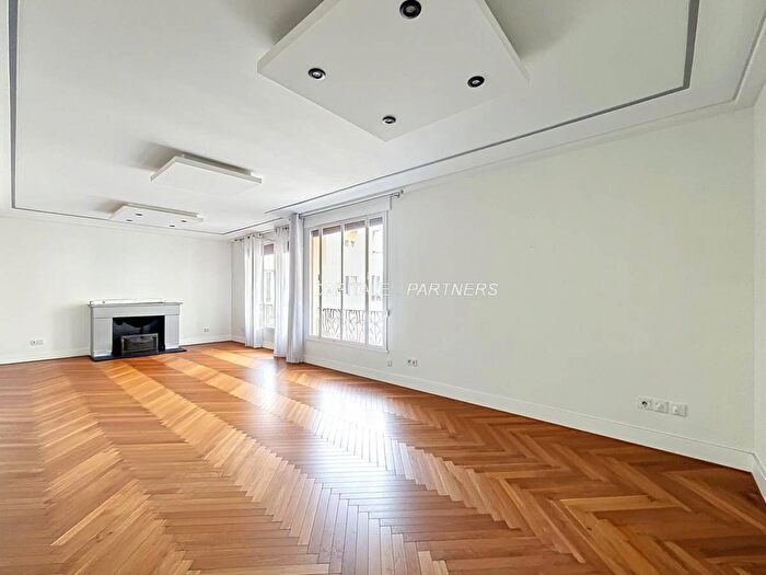Porte Dauphine, Paris 16ème arrondissement : Appartement 5 pièces à louer