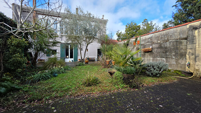 Maison à vendre - Mérignac, Saint-Augustin - 6 pièces - 4 chambres