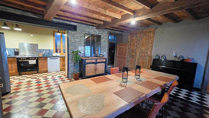 Maison 11 pièces à Pérouges, à vendre