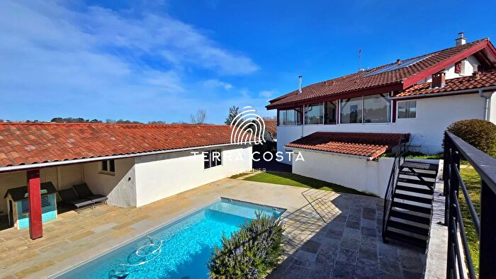 Maison à vendre - Bassussarry - 8 pièces - 6 chambres