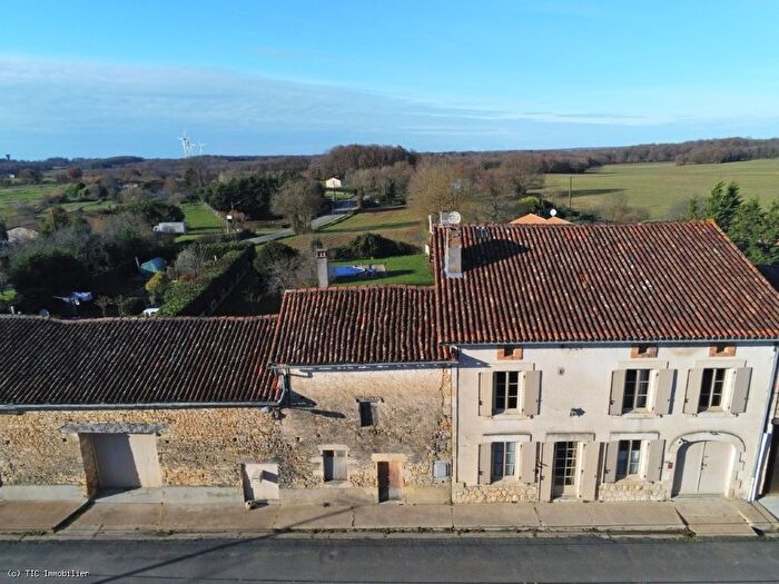 Maison à vendre - Champagne-Mouton - 7 pièces - 6 chambres