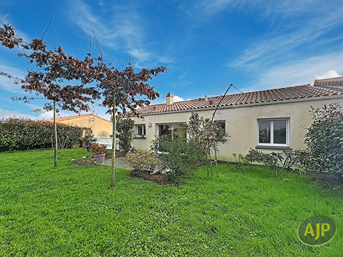 Maison à vendre - Saint-Étienne-du-Bois - 4 pièces - 3 chambres