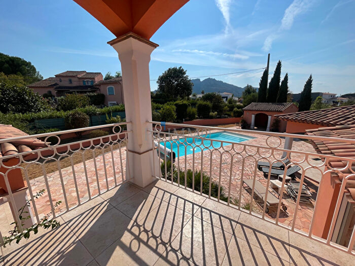 Maison à vendre - Roquebrune-sur-Argens, Les Fourques, Le Défens, Les Quatre Chemins - 5 pièces - 4 chambres