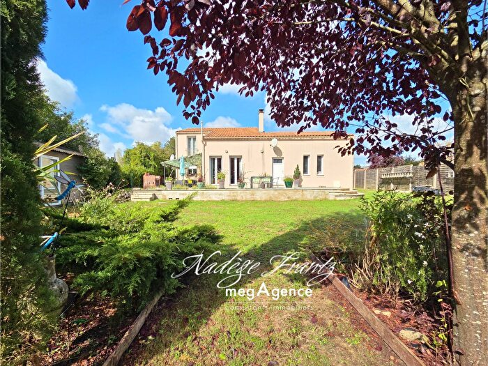 Bernay-Saint-Martin : Maison 9 pièces à vendre