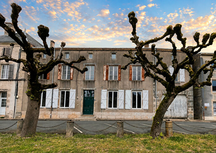 Couhé - Maison 12 pièces à vendre