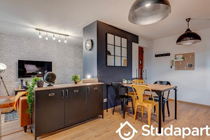 Appartement à louer - Le Bachut, Lyon ème arrondissement - 1 pièce - 2 chambres