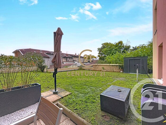 Appartement à vendre - Vénissieux - 4 pièces - 3 chambres