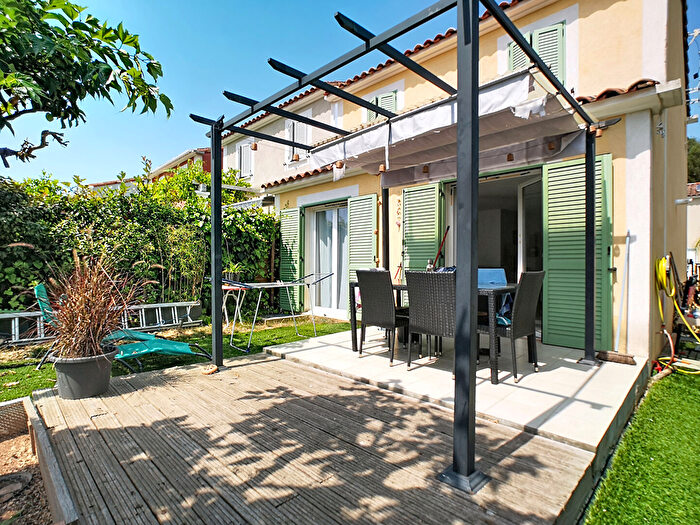 Vallauris, Retenaou, Brusquets, Devens, Zone d'activité Saint-Bernard : Maison 4 pièces à vendre